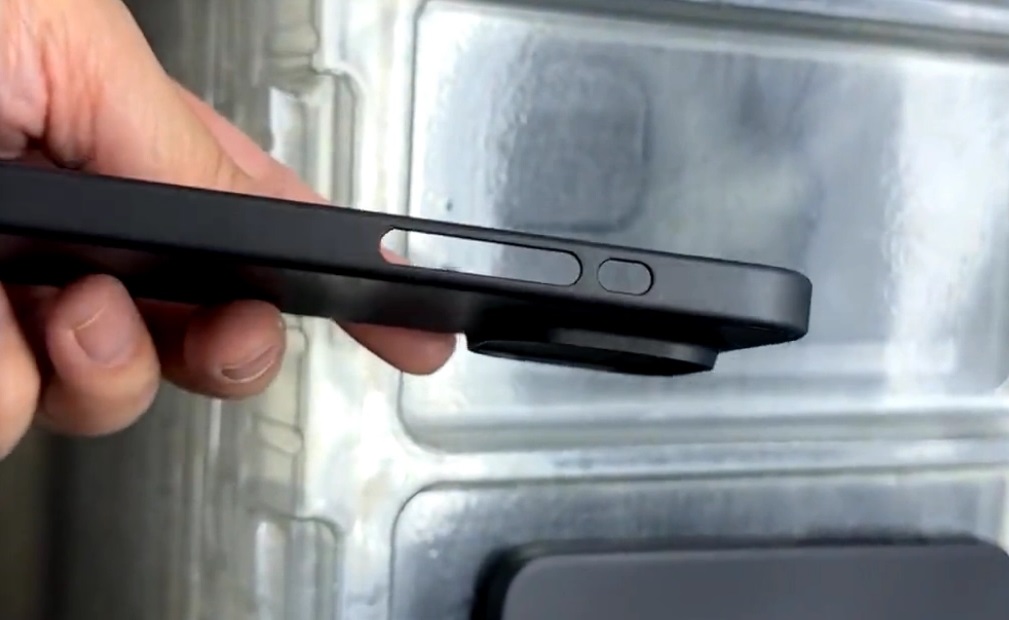IPhone 15 Pro Max’s Case Leak Shows A More Rounded, Wider Opening For ...